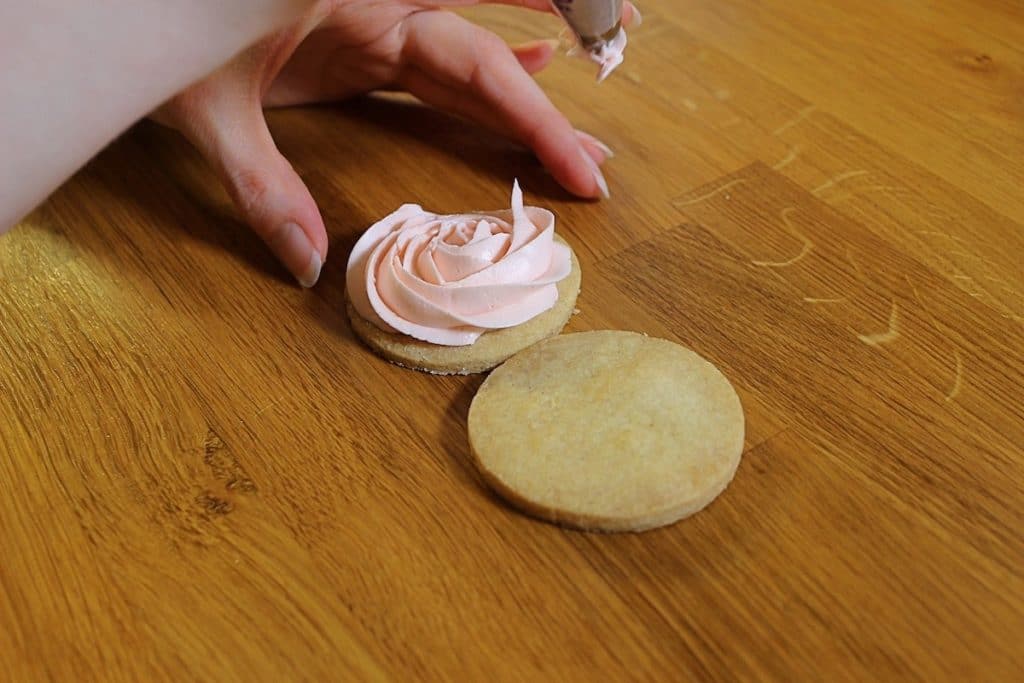How to Make Buttercream Piped Rosettes - Windy City Baker